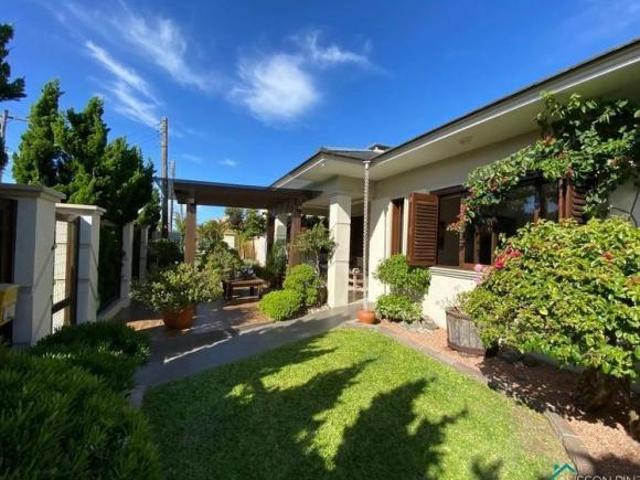 Casa com 02 terrenos a uma quadra da praia