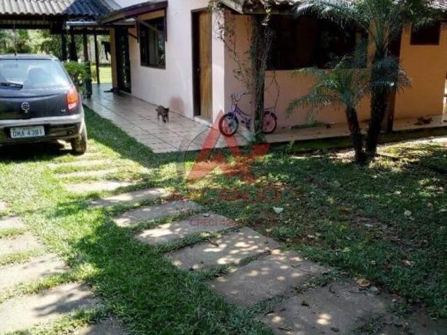 Casa com 02 dormitórios, 02 banheiros e bem localizada