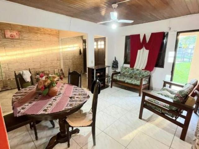 Casa com 02 dormitórios a trezentos metros do mar