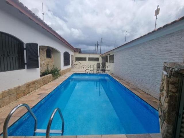 Casa com 02 dormitórios, com piscina á 200 metros da praia no Jardim Imperador!