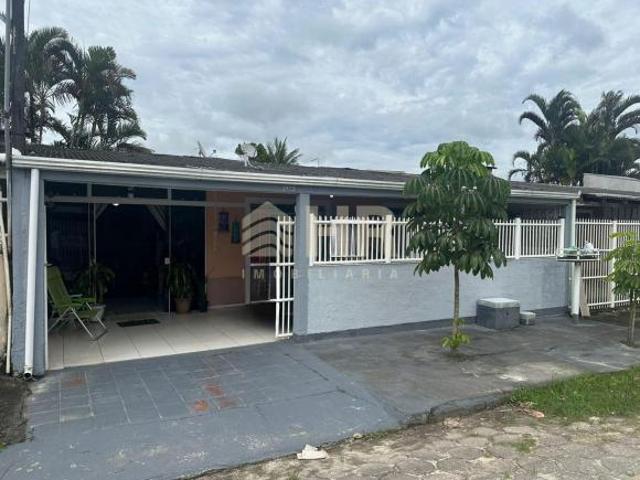 Casa com 02 dormitórios e 01 vaga de garagem Baln