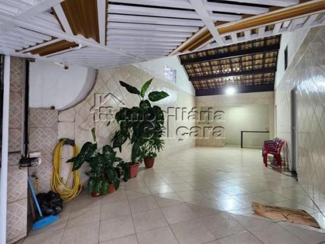 Casa com 02 dormitórios + edícula, isolada no Maracanã á 150 metros da praia!