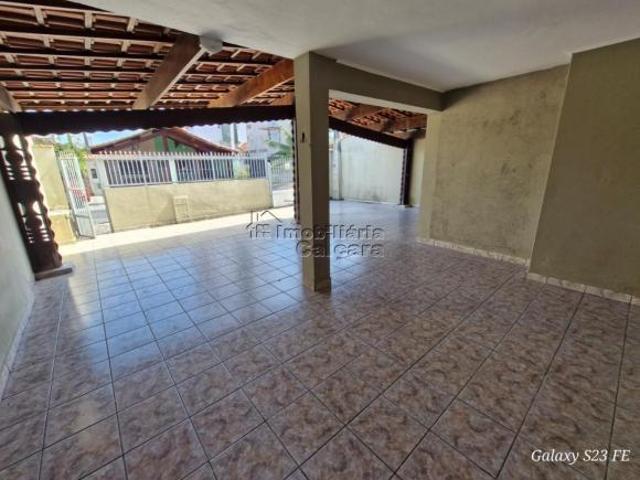 Casa com 02 dormitórtiros, isolada no Jardim Imperador á 200 metros da praia!
