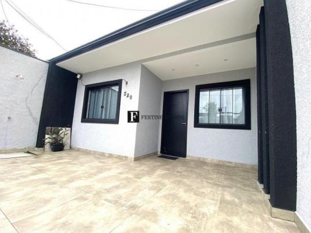 Casa com 02 quartos no coração de praia de leste