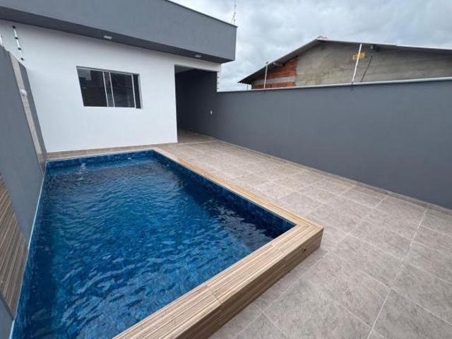 Casa com 02 quartos a venda e com piscina em Itanhaém