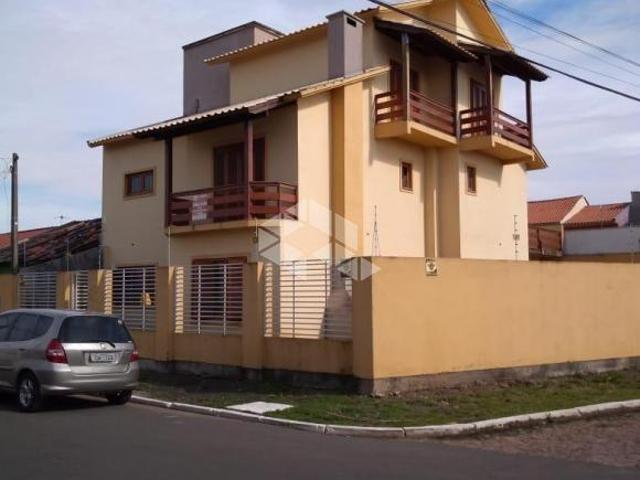 Casa com 07 dormitórios, 03 suites, 05 banheiros, com aproximadamente 400m²