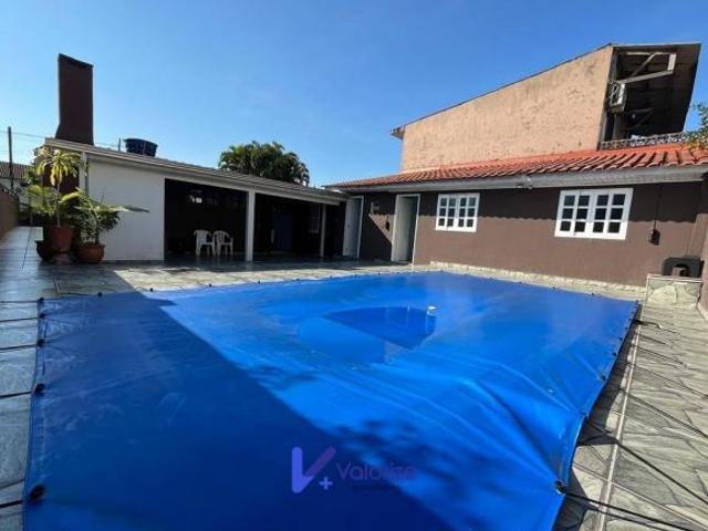 Casa com 07 dormitórios com piscina em Shangrila