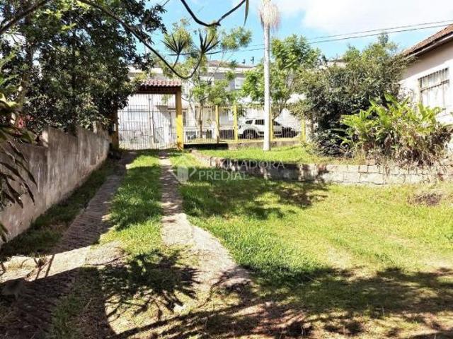 Casa com 04 dormitórios, 02 suítes, cozinha, varanda, ampla, bem ventilada, terreno com ótima metr