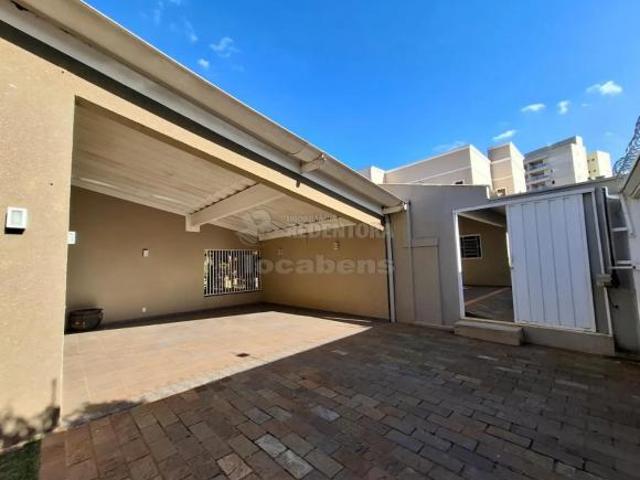 Casa com 04 dormitórios, 04 vagas de garagem no bairro Jardim Santa Luzia