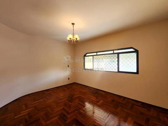 Casa com 04 Dormitórios, 04 vagas de garagens no bairro Parque Industrial