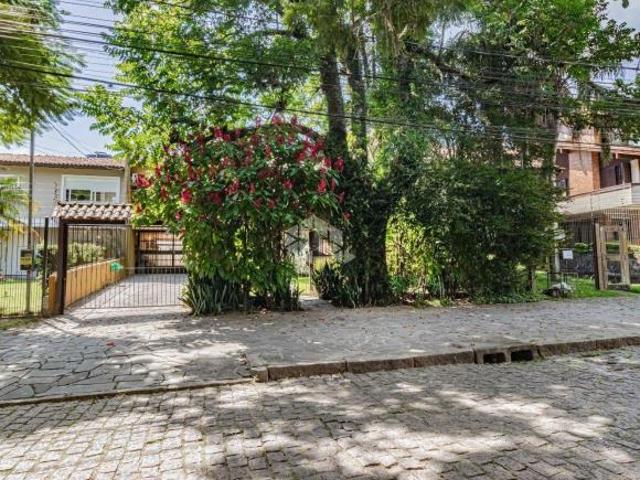 Casa com 04 dormitórios, 04 suítes, 04 vagas de garagem no bairro Cristal em Porto Alegre