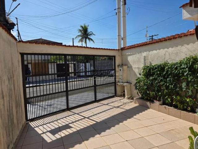 Casa com 04 dormitórios, com piscina, á 100 metros da praia no Solemar!