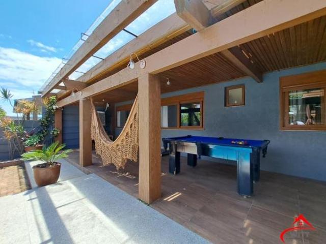 Casa com 04 dormitórios e piscina na praia de Imbé/ RS