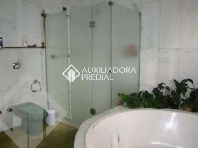 Casa com 04 dormitórios localizada perto Shopping Iguatemi na cidade de Porto Alegre