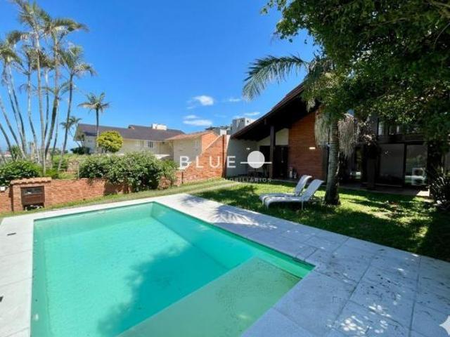Casa com 04 dormitórios na Praia Grande em Torres RS