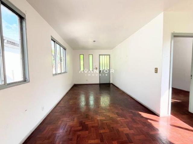 Casa com 04 dormitórios, pátio e garagem no bairro centro