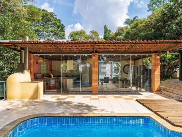 Casa com 04 dormitórios, sendo 04 suítes para venda na região Granja Viana Cotia