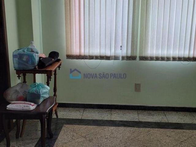 Casa com 04 quartos na região da Saúde