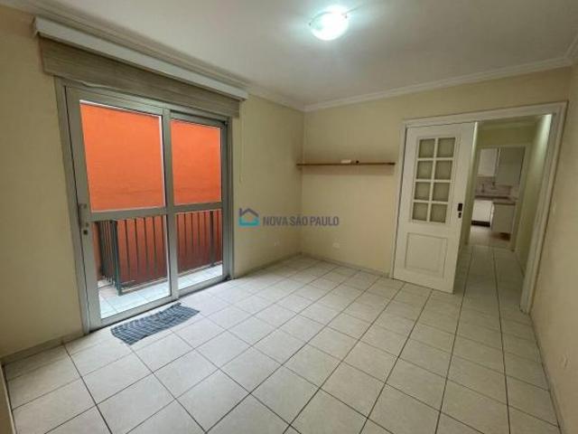 Casa com 04 quartos na região da Saúde