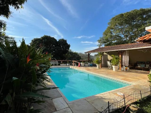 Casa com 04 Quartos no Engenho do Mato com Piscina, Churrasqueira e Quintal com 883 m²