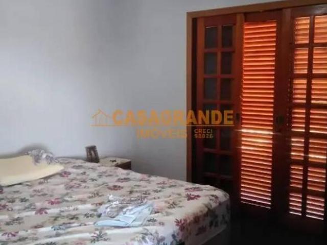 Casa com 04 quartos, no Jardim das Indústrias