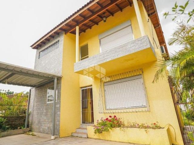 CASA COM 04 QUARTOS E AMPLO PÁTIO