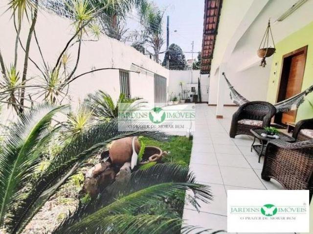 CASA COM 04 QUARTOS E UM EXCELENTE ACABAMENTO