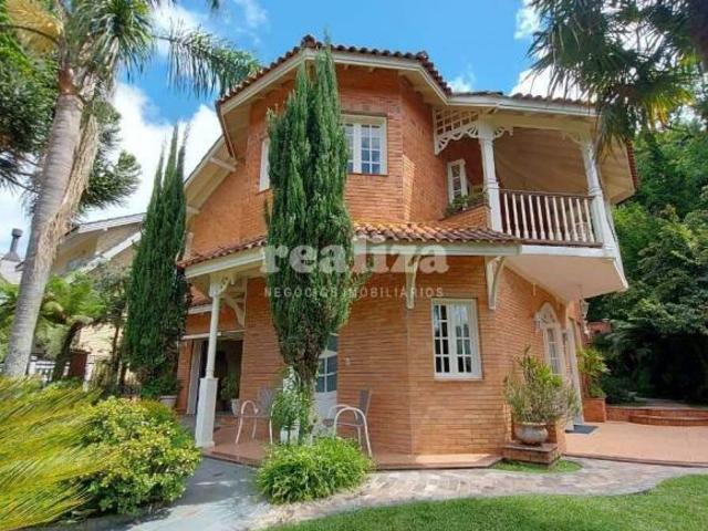 CASA COM 04 QUARTOS EM GRAMADO