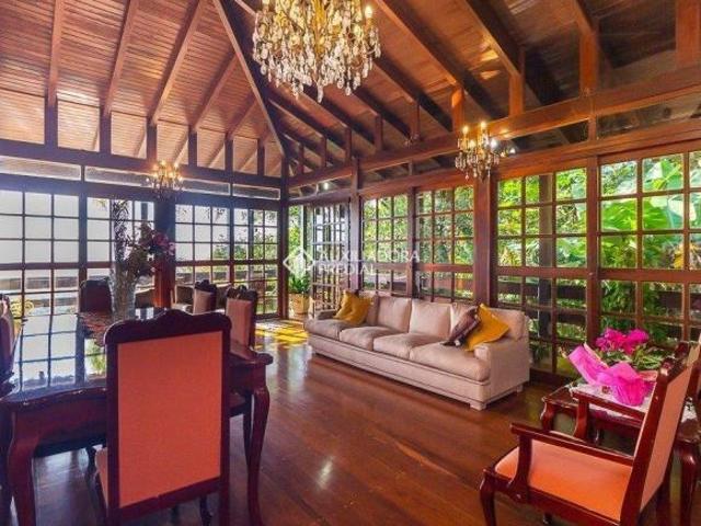 Casa com 04 quartos, piscina e adega !