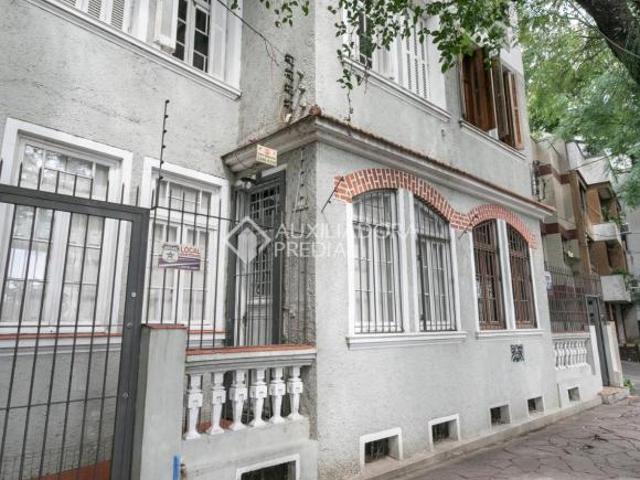 CASA COM 04 QUARTOS /SALÃO DE FESTAS