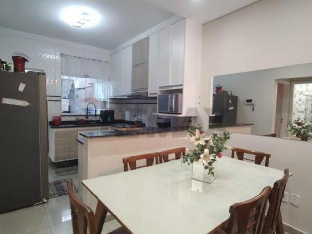 Casa com 04 quartos, sendo 01 suíte com closet, Area Gourmet com churrasqueira, fogão a lenha Re