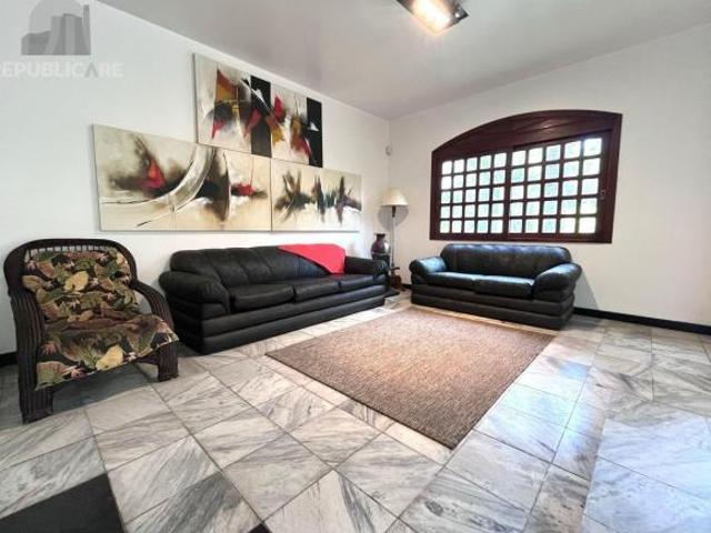 Casa com 04 quartos 01 suíte 02 vagas no Bairro Jardim Sabará em Porto Alegre