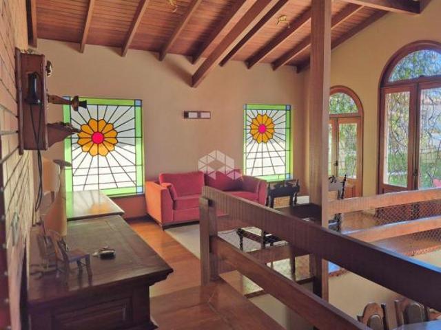 Casa com 05 dormitórios bairro Cristal em Porto Alegre
