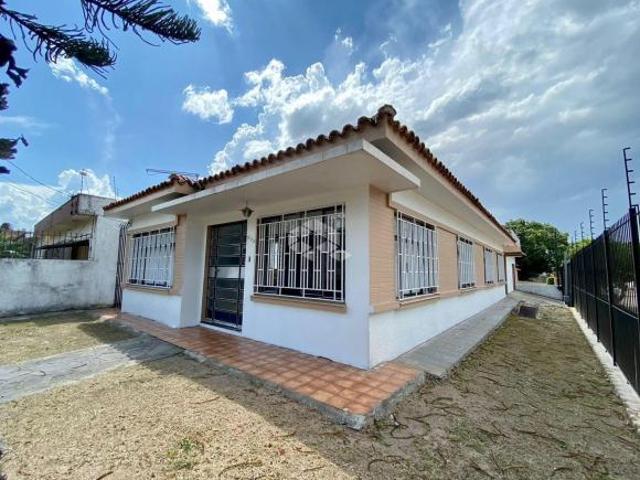 Casa com 05 dormitórios e 03 vagas com 260m² no bairro Partenon