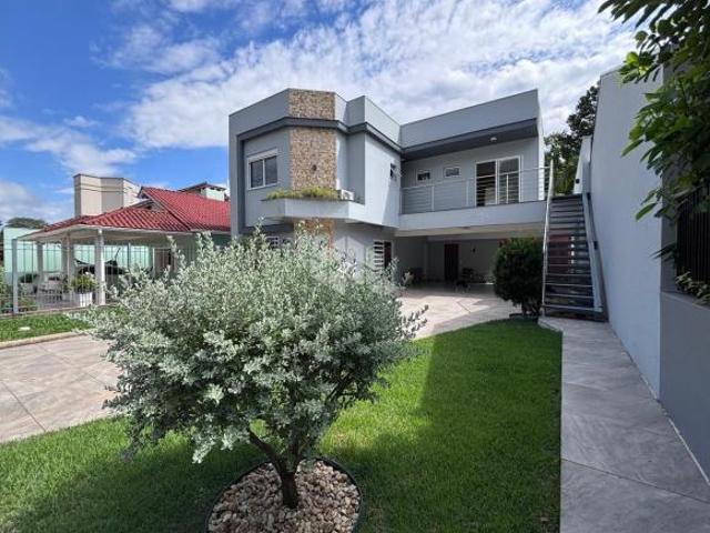 Casa com 05 dormitórios no Bairro Santo Inácio