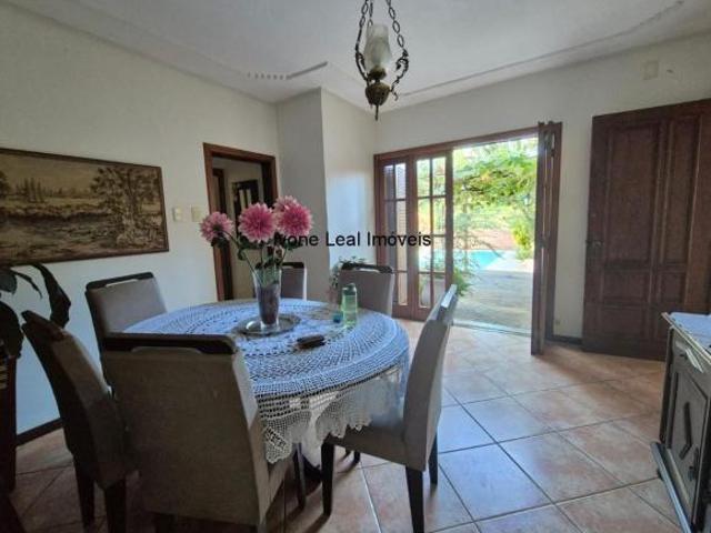 CASA COM 05 DORMITÓRIOS, PISCINA E 05 VAGAS NO CENTRO DE SANTO ÂNGELO
