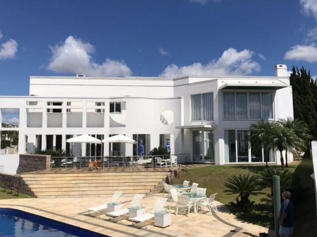 Casa com 05 suítes, 04 vagas, piscina e terreno amplo, Santa Felicidade