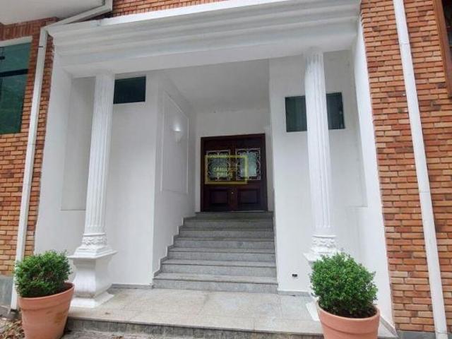 Casa com 05 Suítes para locação ou venda no Jardim Guedala