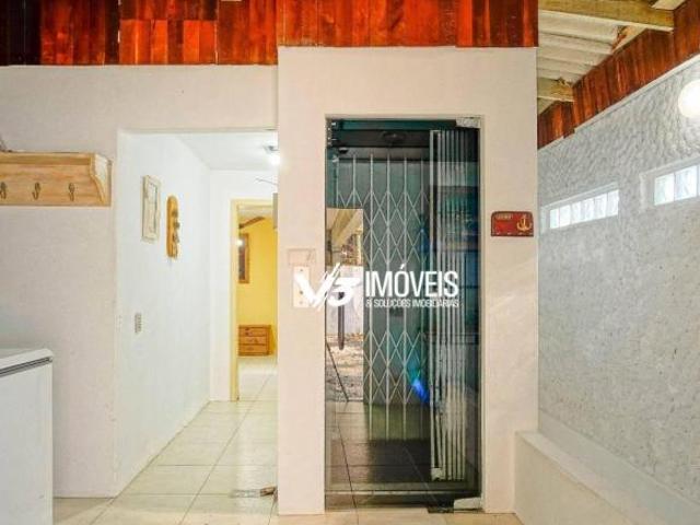 Casa com 06 dormitórios sendo 02 suítes de frente para a Baía de Guaratuba