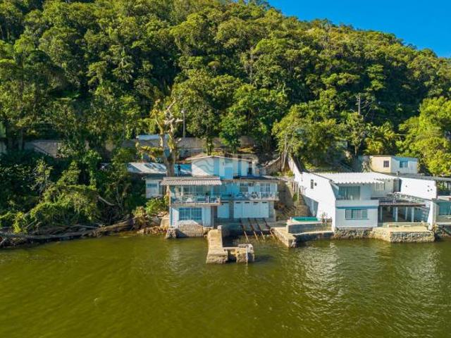 Casa com 06 dormitórios sendo 02 suítes e 04 vagas