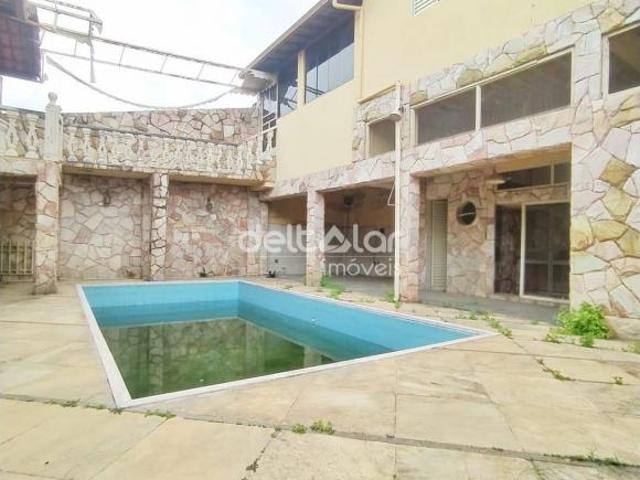 Casa com 06 quartos sendo 3 suítes, lazer com piscina e 04 vagas de garagem Bairro São João Batista