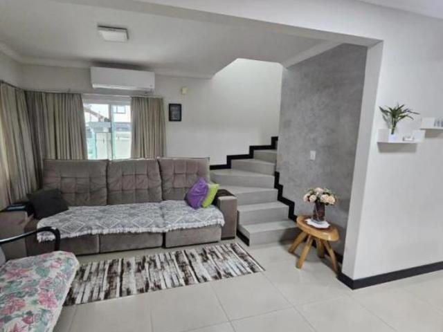 Casa com 105 m² e 3 quartos à venda em Vila Galvão