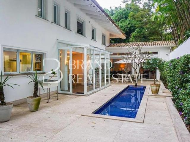 Casa com 1100 m², 4 quartos sendo 4 suítes à venda no bairro Morumbi