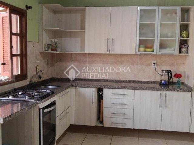 Casa com 110m² de área construída, 3 quartos e bem localizada em Alvorada!
