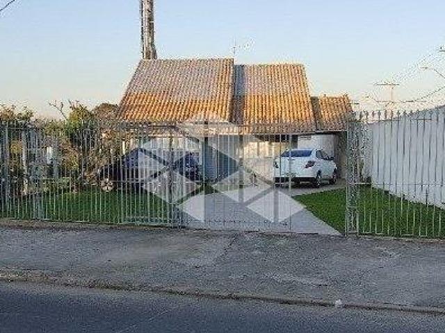 Casa com 128 m2 com 3 dormitórios e com estacionamento para 3 carros