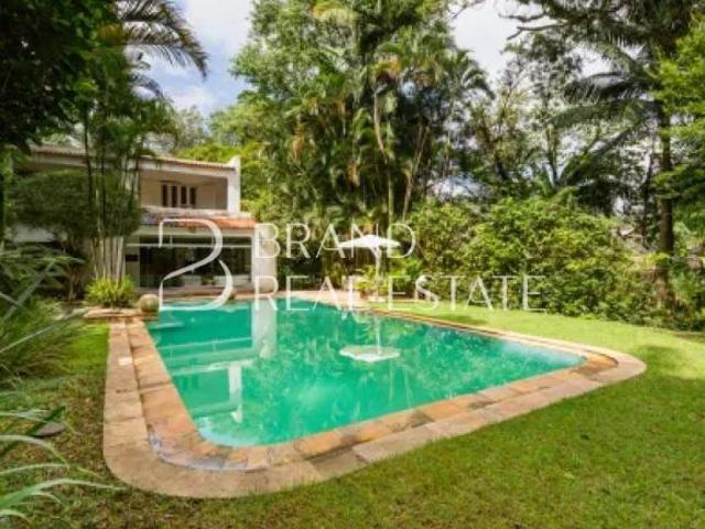 Casa com 1500m² á venda no Morumbi, 4 suítes, 11 vagas, piscina, churrasqueira, adega, escritório