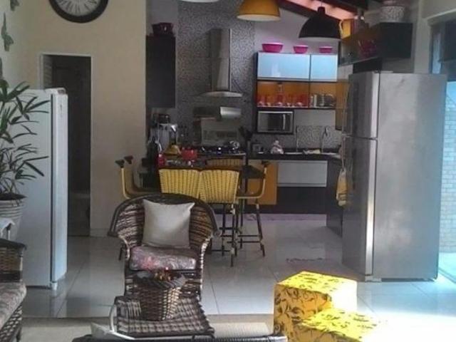 Casa com 130 m² e 3 quartos à venda em Jardim Timbauhy