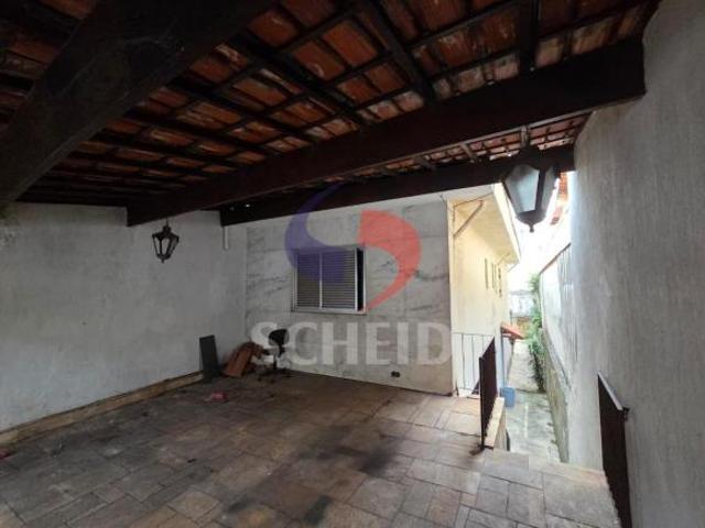 Casa com 138m2, cozinha, lavanderia, quintal, jardim e 2 vagas. Casa antiga, requer muita reforma