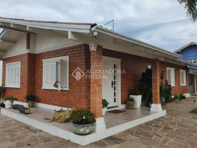 Casa com 142m2 no bairro Scharlau