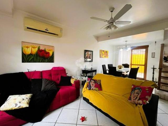 Casa com 158 m², 3 dormitórios, garagem, pátio e sótão nas imediações do Zaffari Ipanema no bairro E